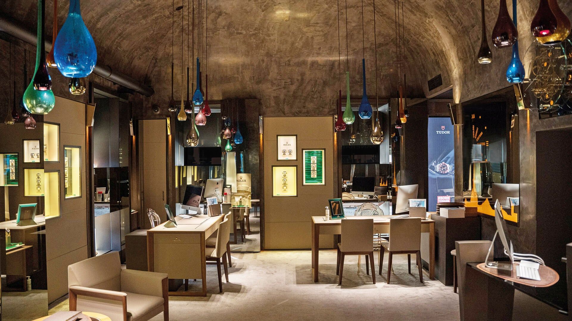 La boutique Astrua 1860 di Torino è il punto di riferimento per l ...