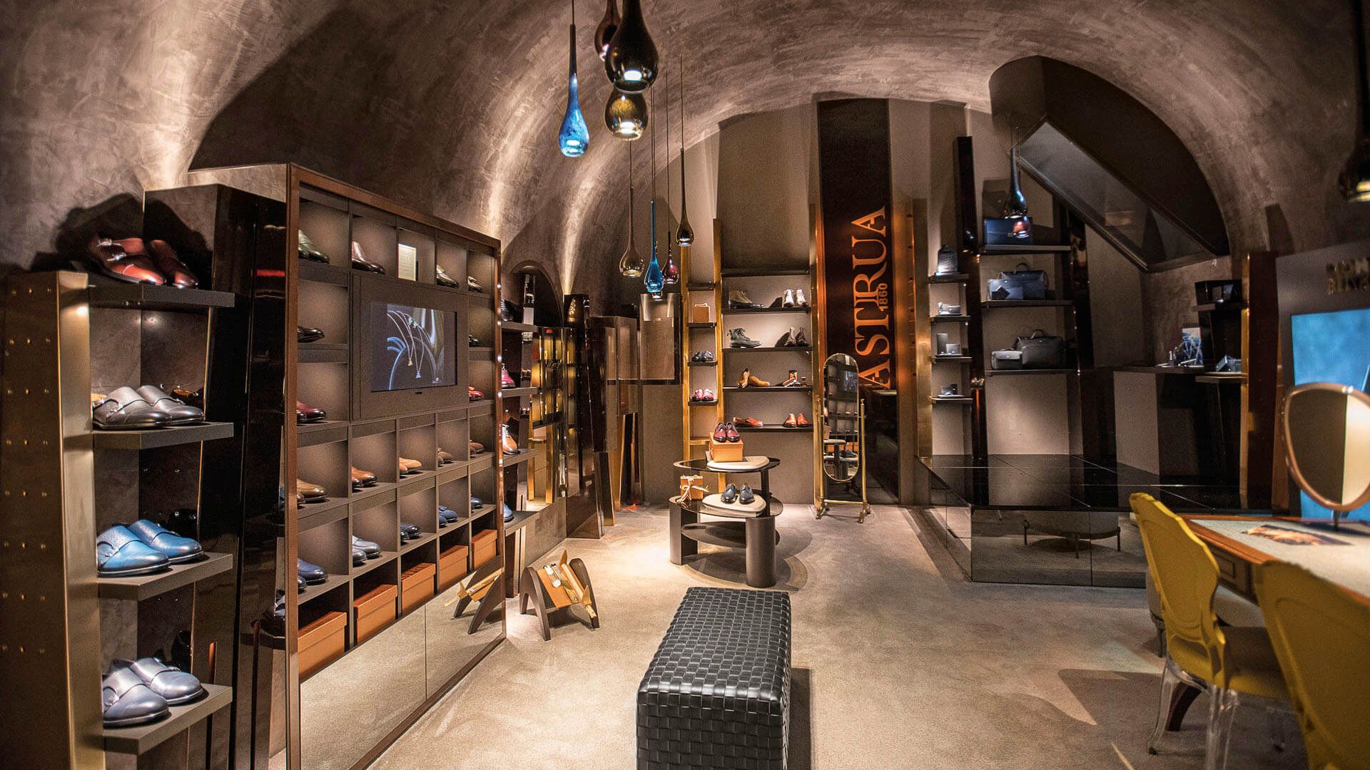 La boutique Astrua 1860 di Torino è il punto di riferimento per l ...